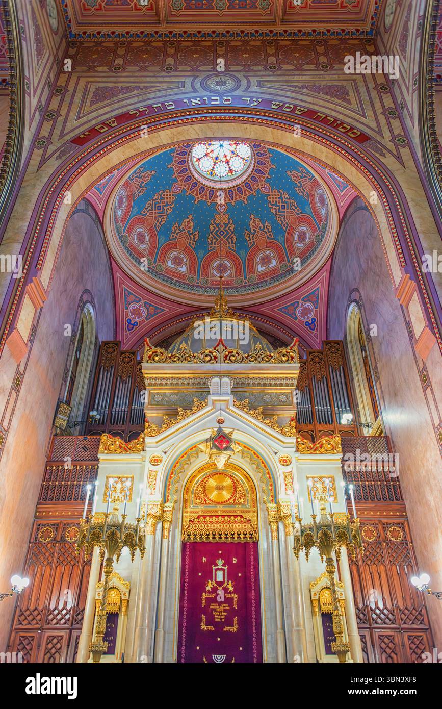 Inside the Dohany Street Synagogue in Budapest Stock Photo - Alamy