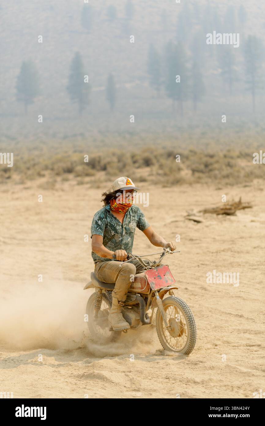 Motorbike dust trail in desert hi-res stock photography and images - Alamy