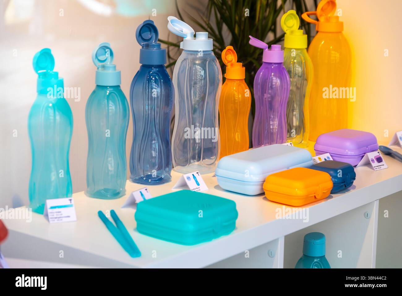 Tupperware boutique hi-res stock photography and images - Alamy