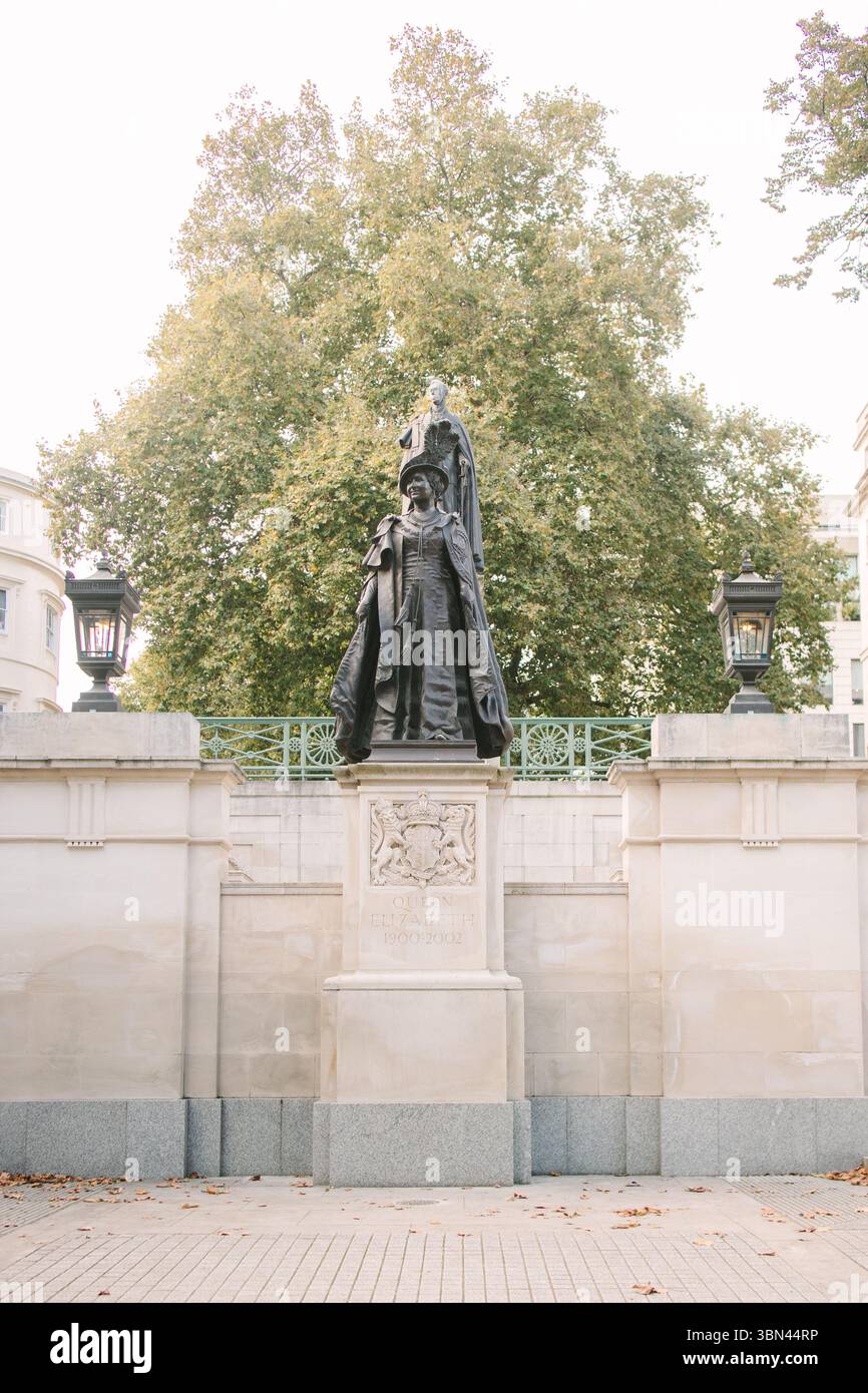 Queen Elizabeth the Queen Mother Statue in London, England Stock Photo ...