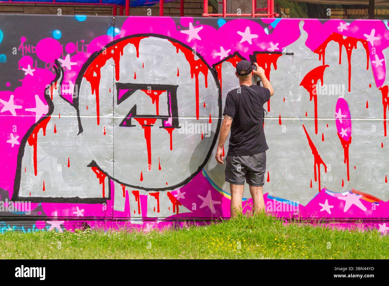 Artist seen painting graffiti hi-res stock photography and images - Alamy
