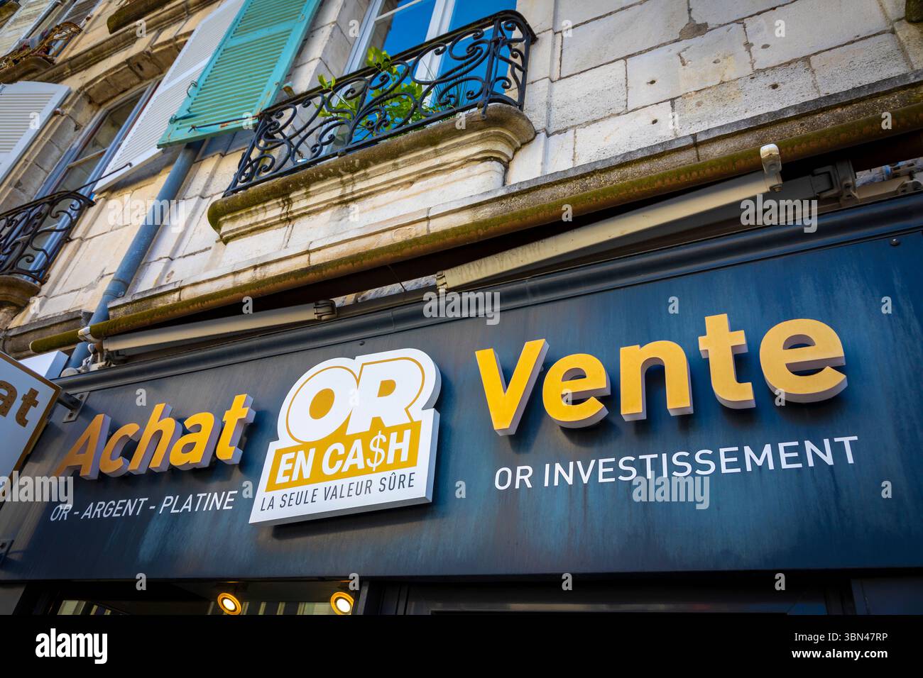 Gold platinum buying shop hi-res stock photography and images - Alamy