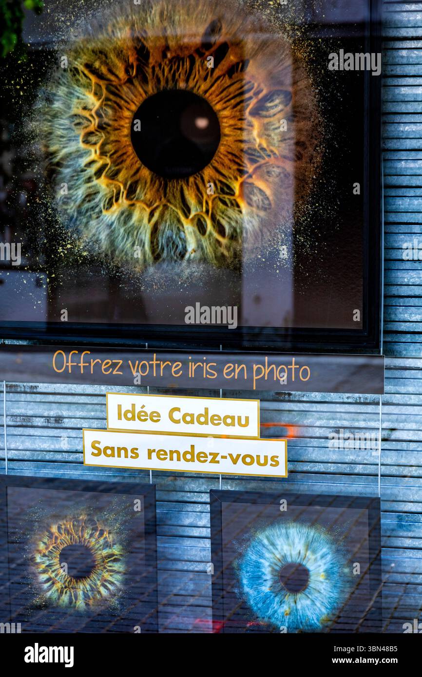Photographer's sign offering photos of Eye Iris Stock Photo - Alamy