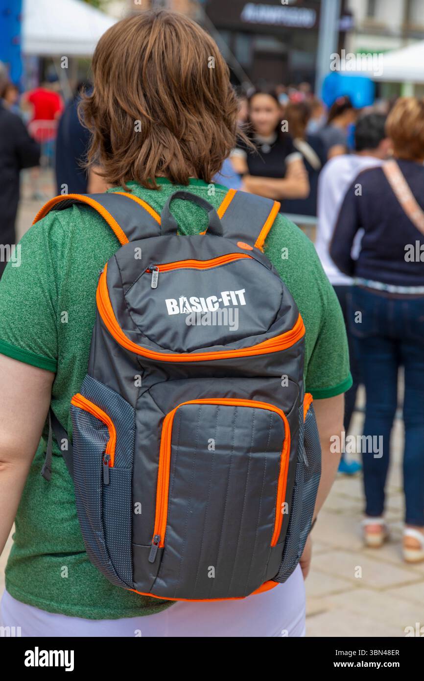 Back view fit sporty man hi-res stock photography and images - Alamy