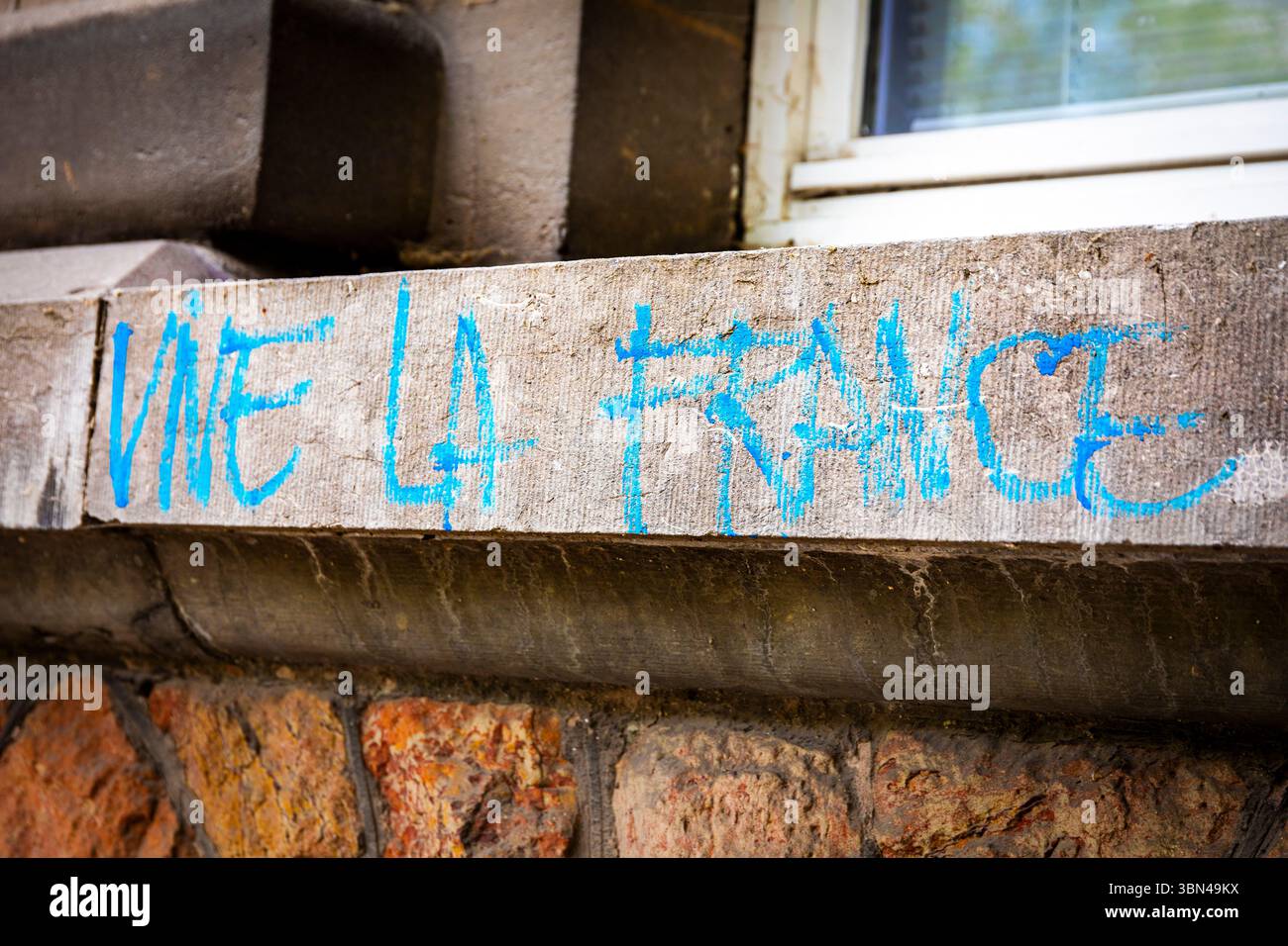 Slogan on a wall. Vive la France Stock Photo - Alamy