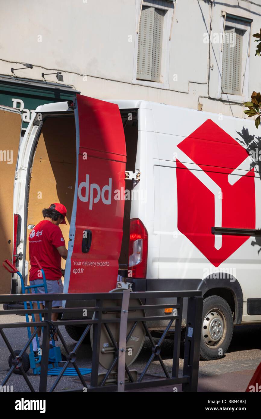 Dpd van driver hi-res stock photography and images - Alamy