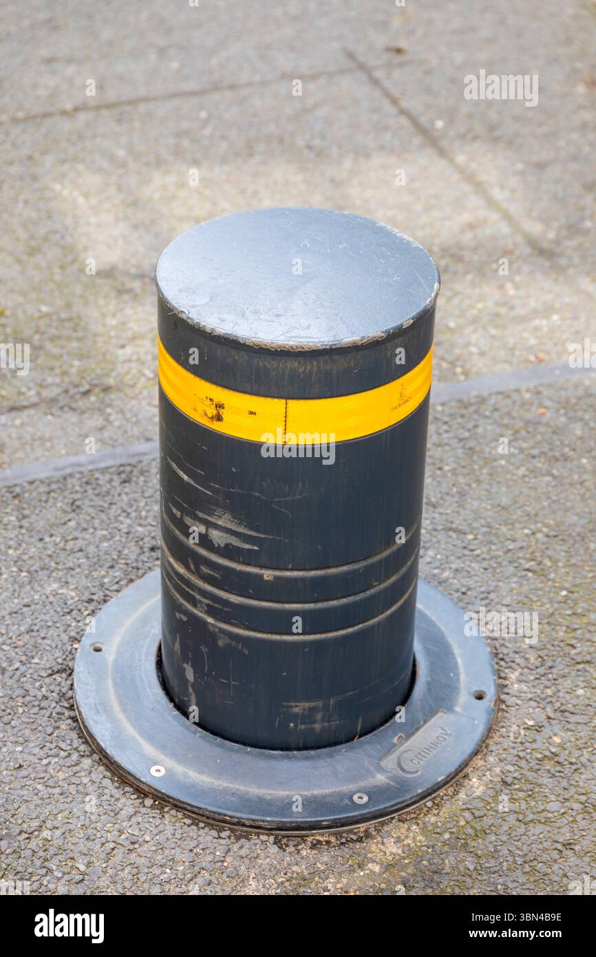 Retractable bollard to prevent street access Stock Photo - Alamy