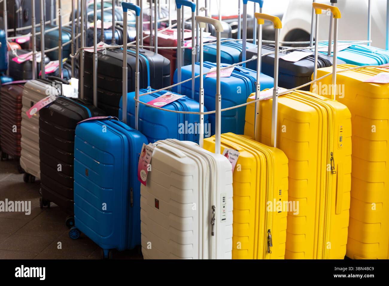 Shop size small hi-res stock photography and images - Alamy