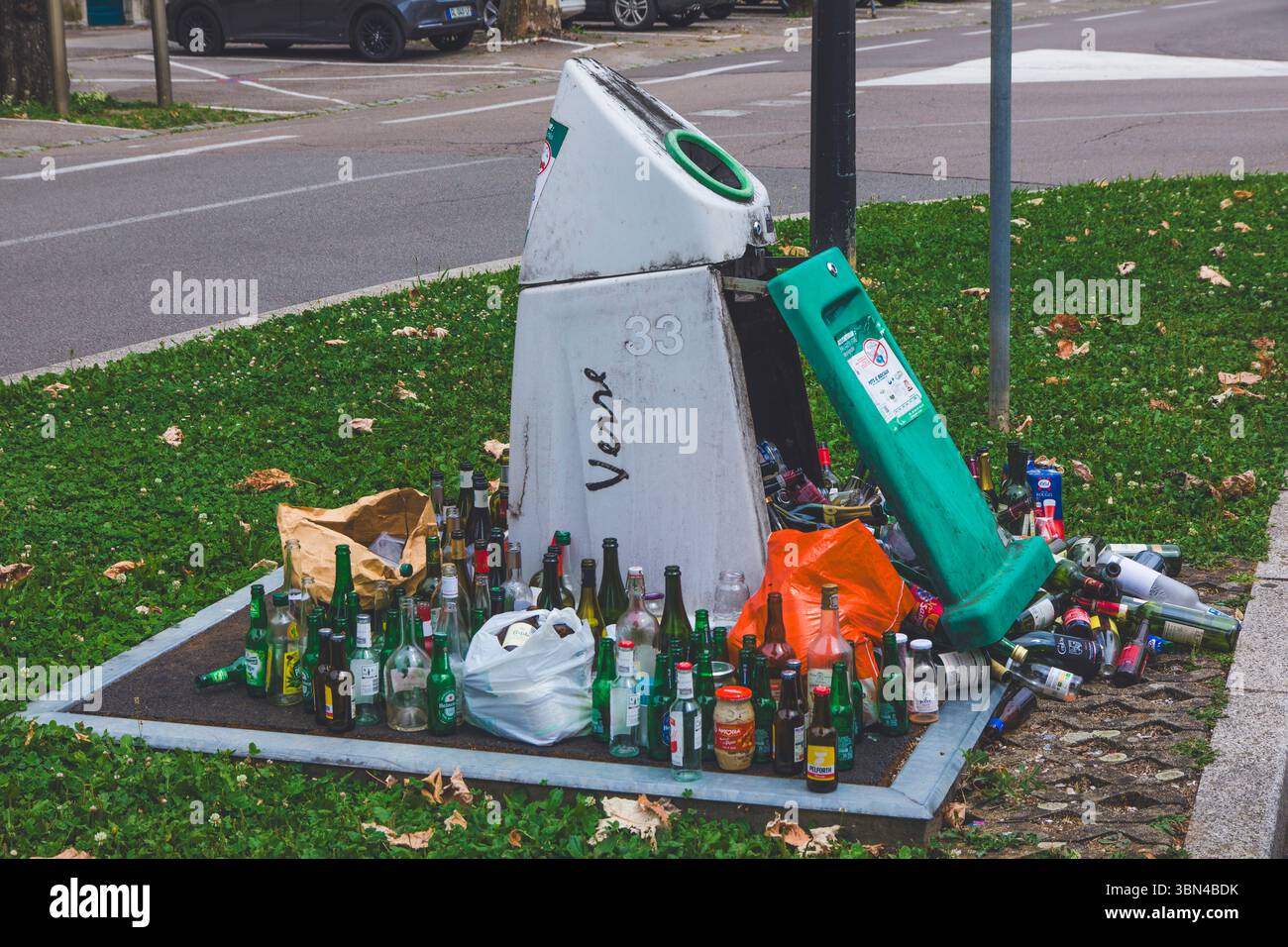 Bag sorting glass garbage hi-res stock photography and images - Alamy