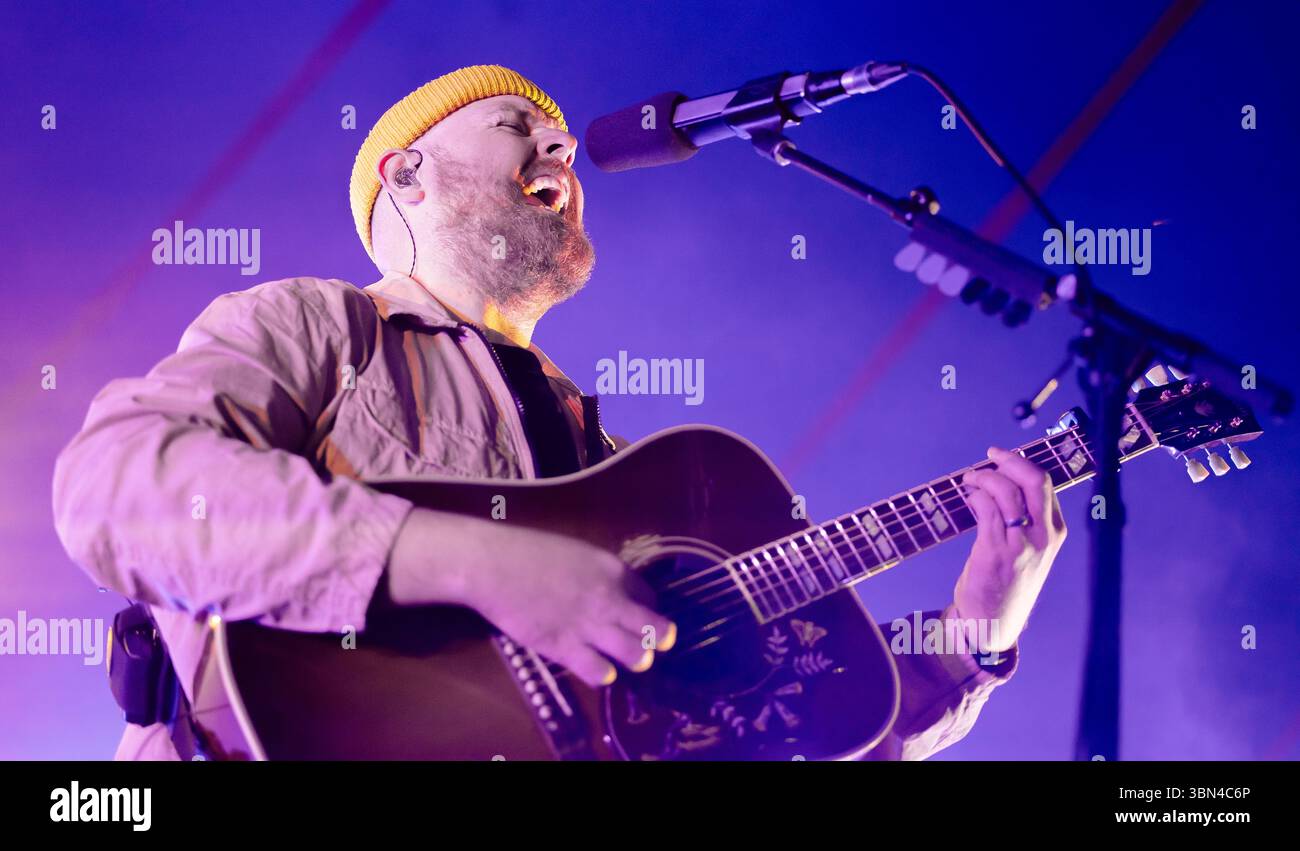 Tom walker gig hi-res stock photography and images - Alamy