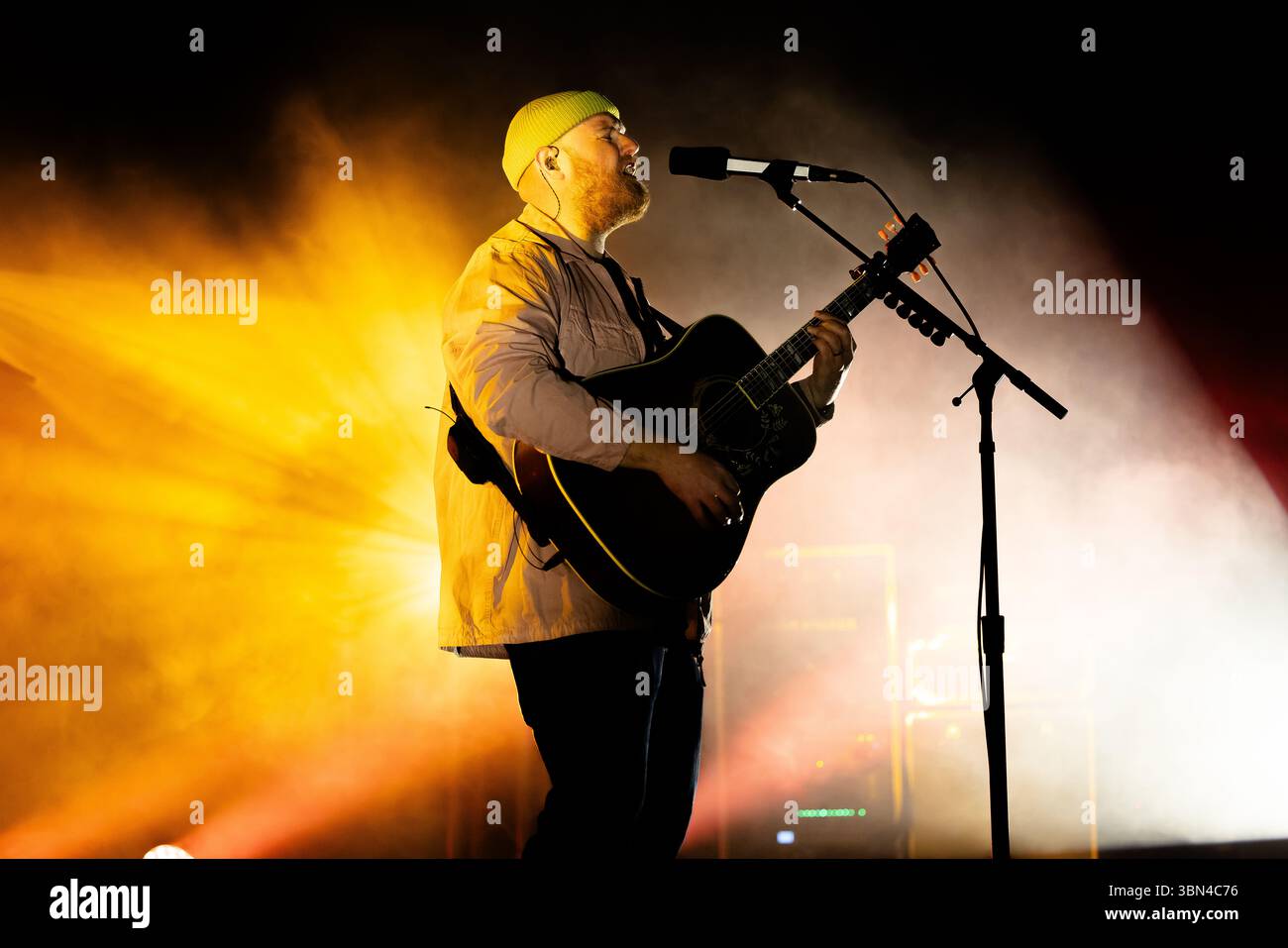 Tom walker performing on hi-res stock photography and images - Alamy
