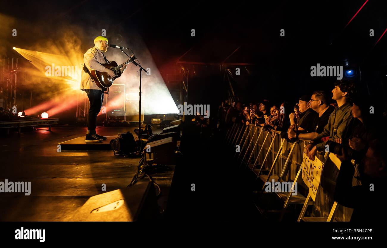 Tom walker performing on hi-res stock photography and images - Alamy