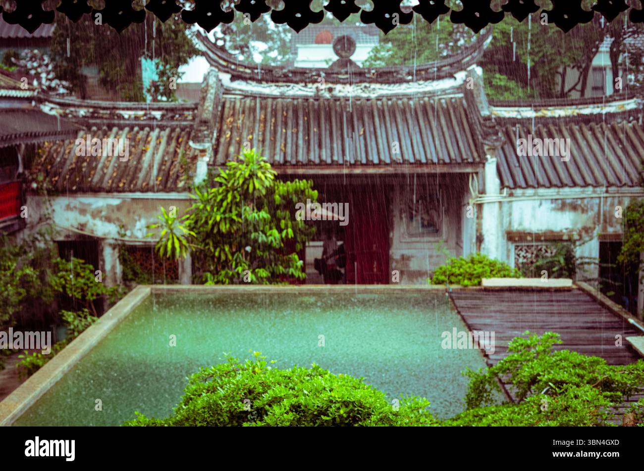Traditional chinese tiled roof hi-res stock photography and images - Alamy