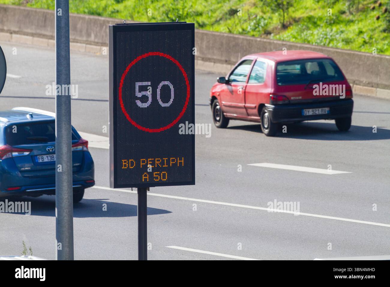 France, Paris, speed reduction on the ring road from 70 km/h to 50 km/h ...
