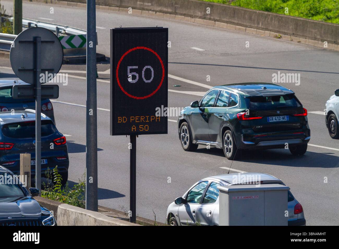France, Paris, speed reduction on the ring road from 70 km/h to 50 km/h ...