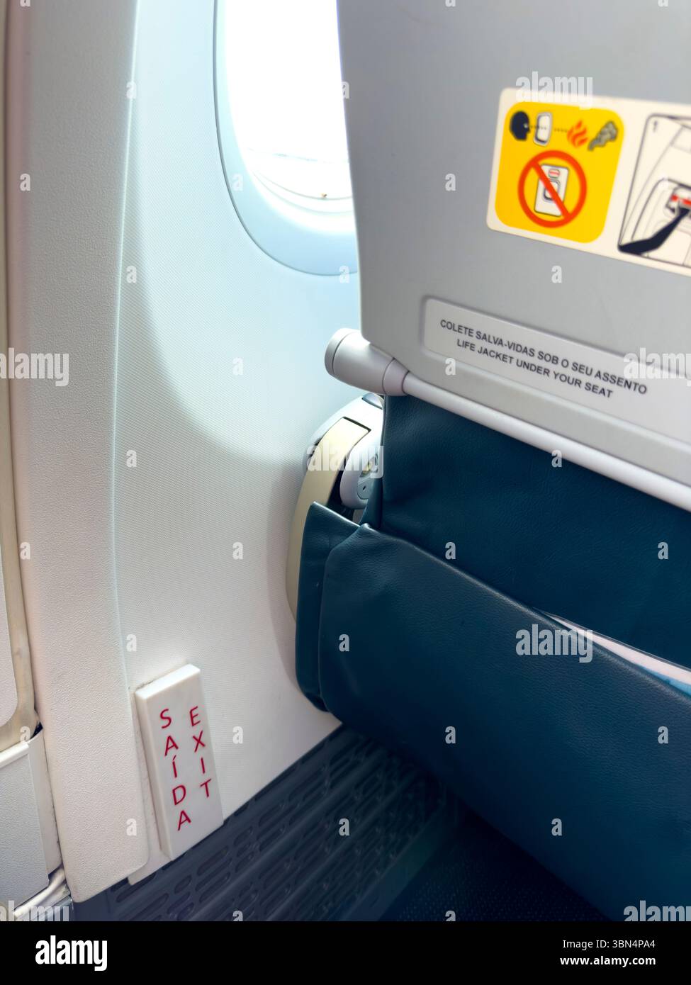 Boeing 737 700 interior hi-res stock photography and images - Alamy