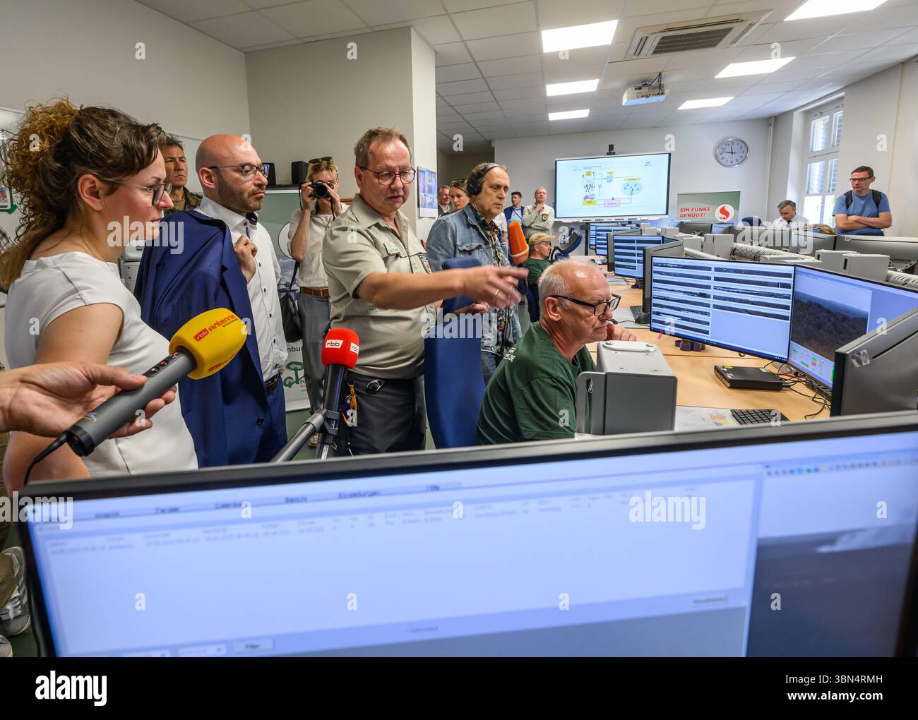 30 June 2025, Brandenburg, Wünsdorf: Hanka Mittelstädt (l-r, SPD ...
