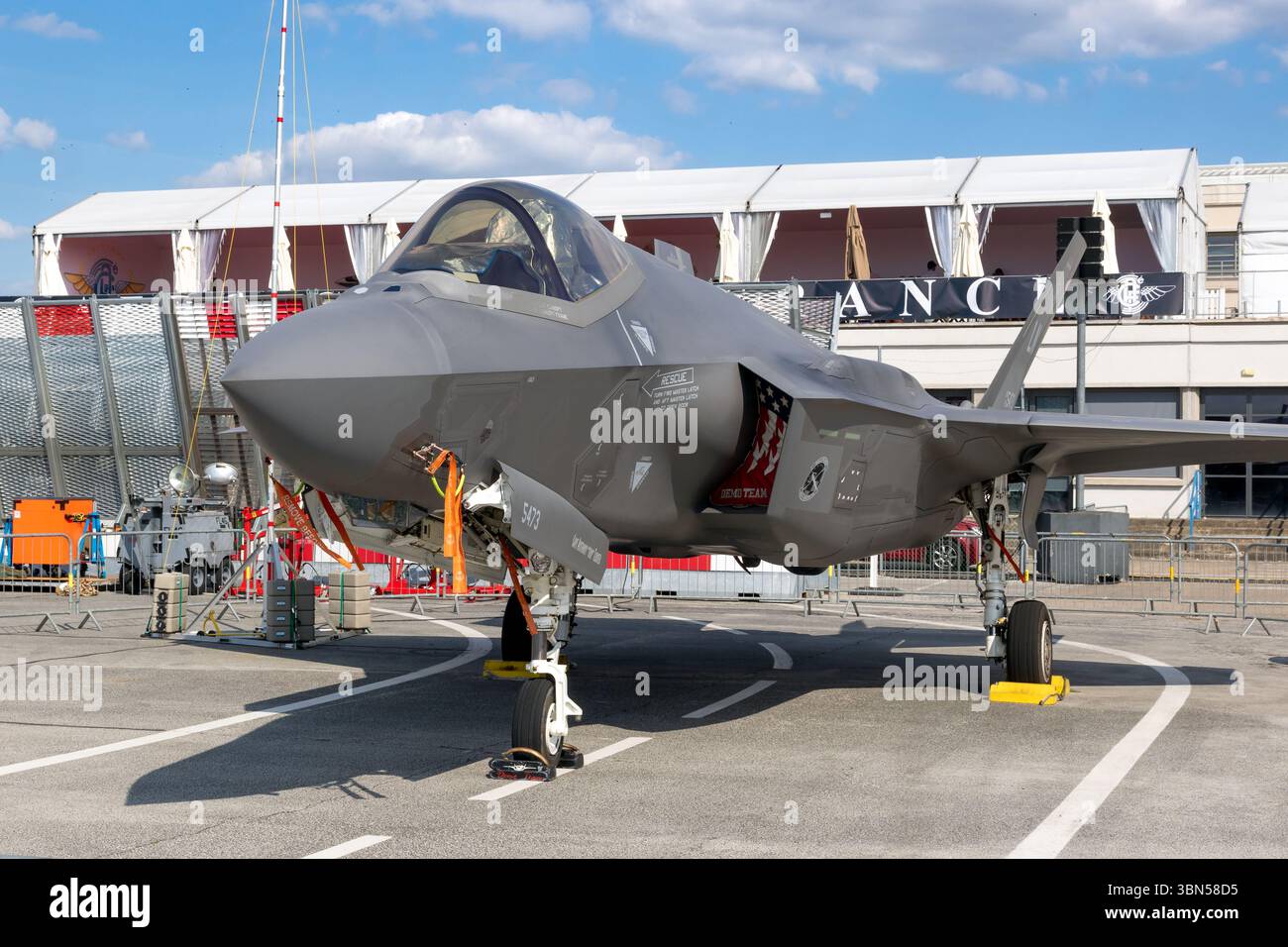 Lockheed Martin F-35 Lightning II supersonic stealth strike fighter ...