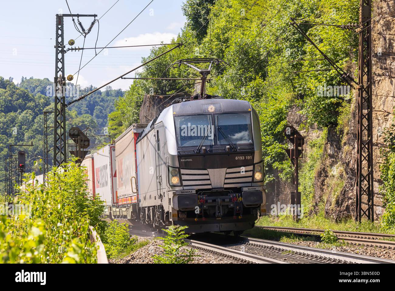 Geislinger Steige auf der Filstallinie der Bahn mit Zug. Der ...