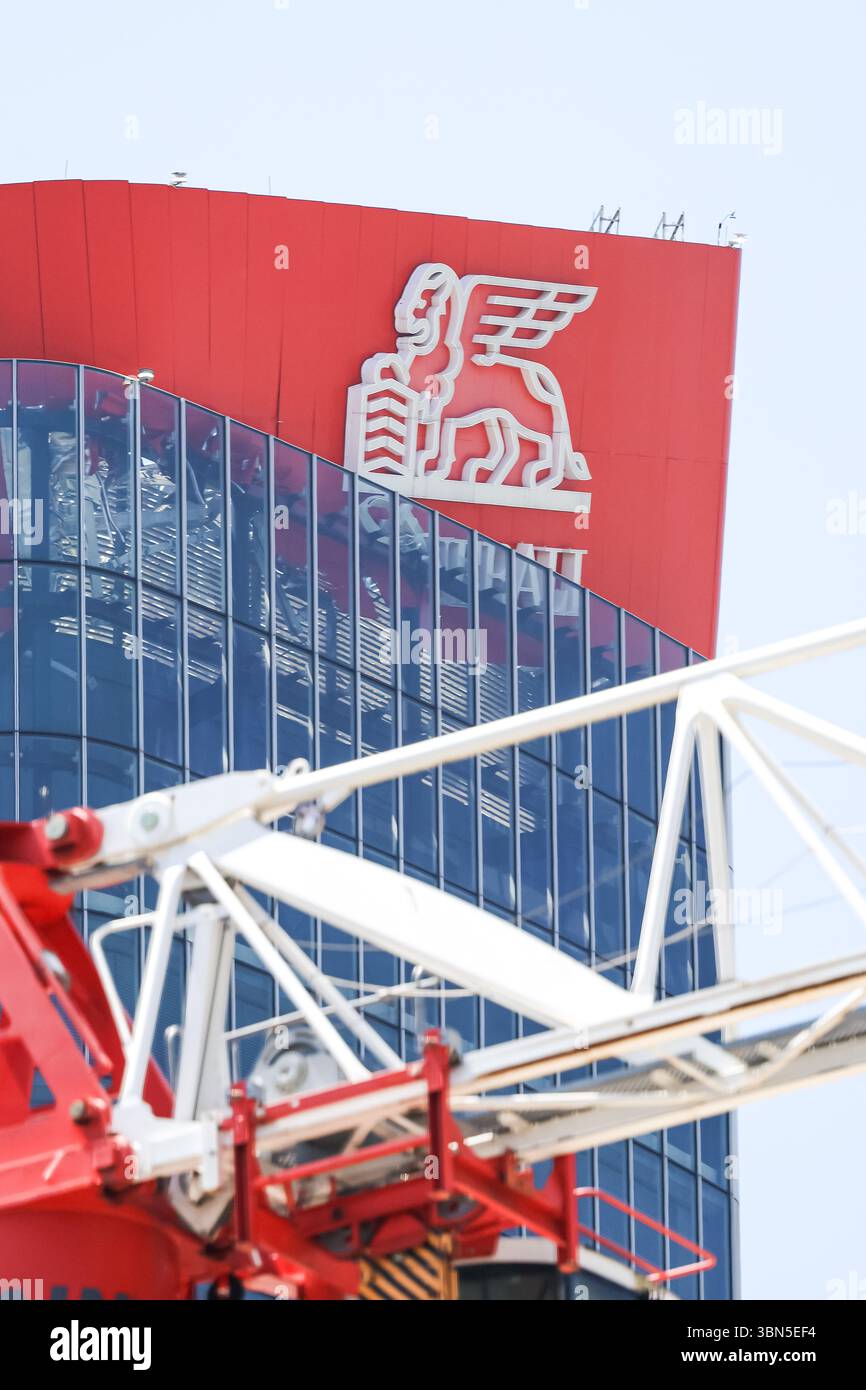 Milan, The collapse of the Generali sign on the Hadid Tower ...