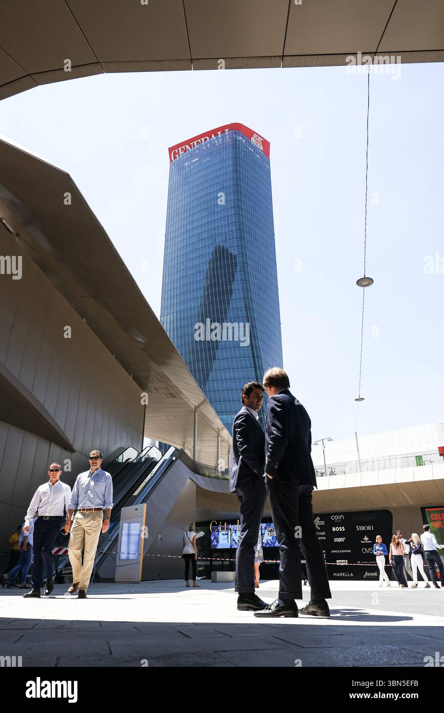 Milan, The collapse of the Generali sign on the Hadid Tower ...