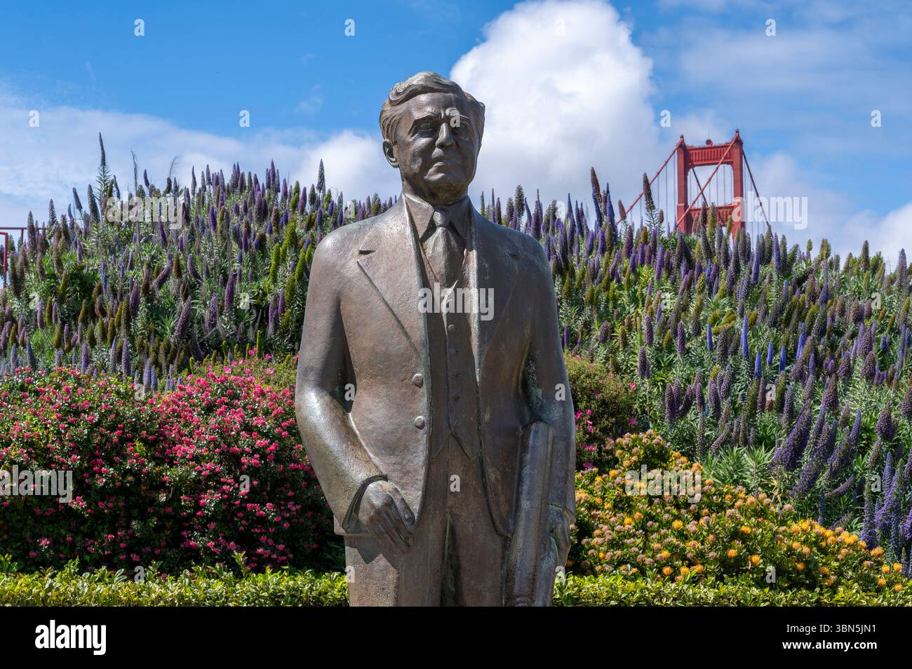 Bronze statue with golden gate bridge hi-res stock photography and ...