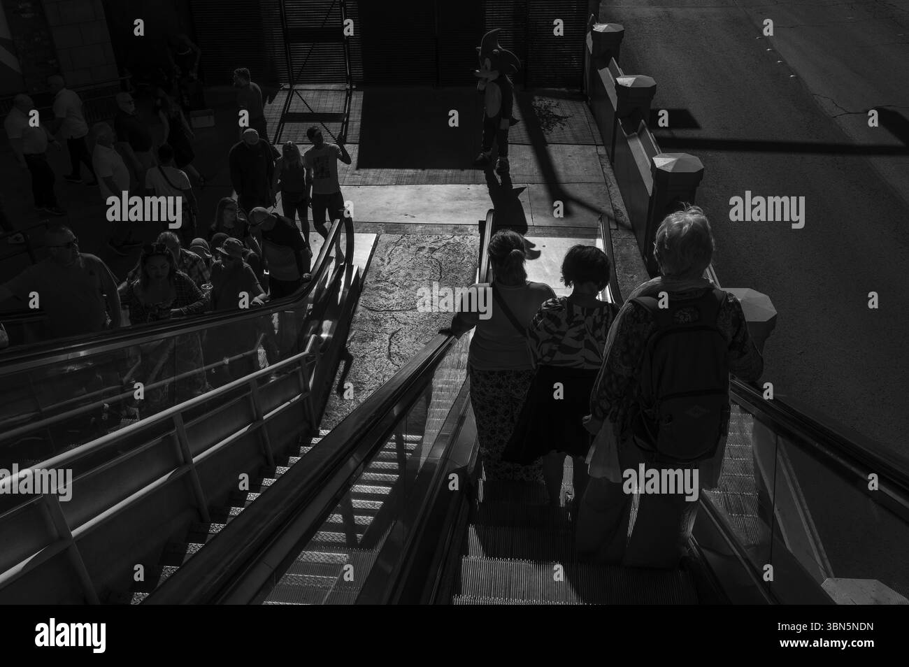 Tourists city crowd Black and White Stock Photos & Images - Alamy