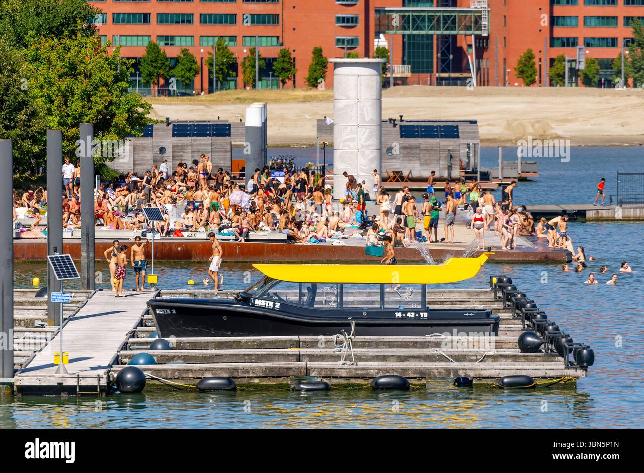 ROTTERDAM - Sun worshippers cool off by the water in Rotterdam's ...