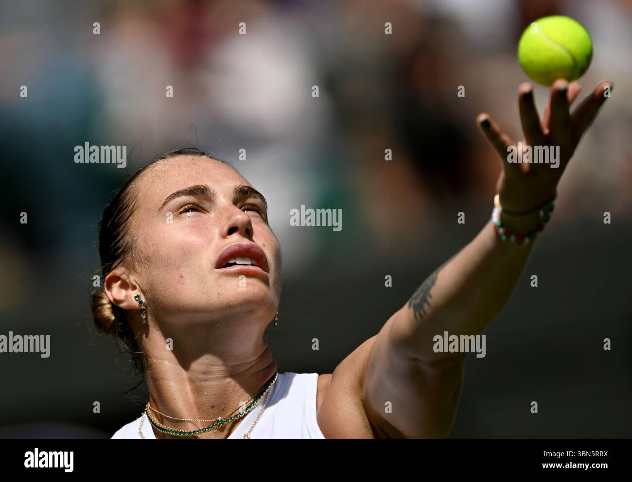 (250630) -- LONDON, June 30, 2025 (Xinhua) -- Aryna Sabalenka serves ...