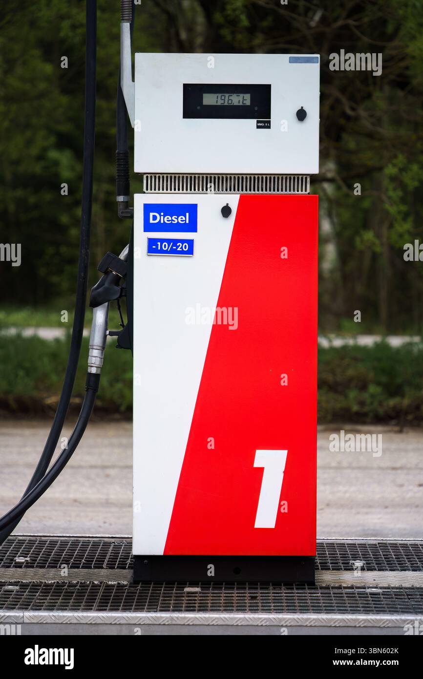 Fuel pump nozzle filling vehicle hi-res stock photography and images ...