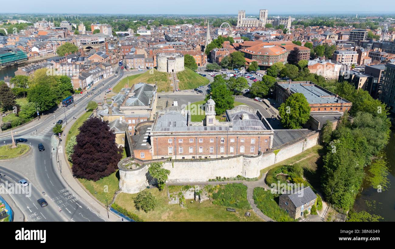 Historic castle exterior hi-res stock photography and images - Alamy