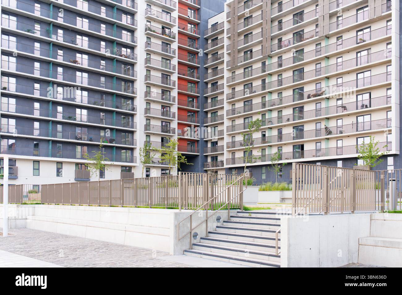 Modern high rise flats at Glasgow Harbour Stock Photo - Alamy
