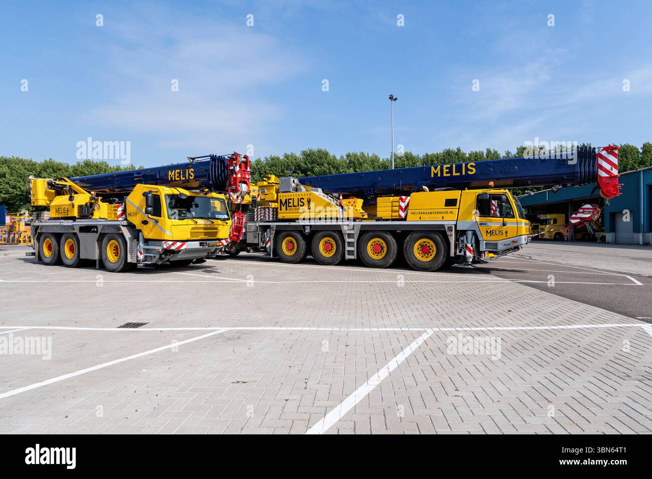 Grove mobile crane hi-res stock photography and images - Alamy