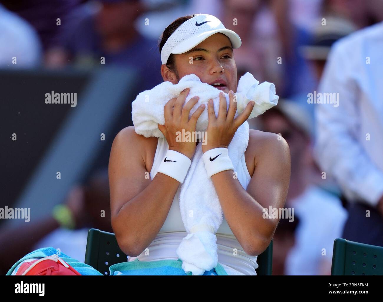 Emma Raducanu with an ice towel during her match against Mingge Xu on ...