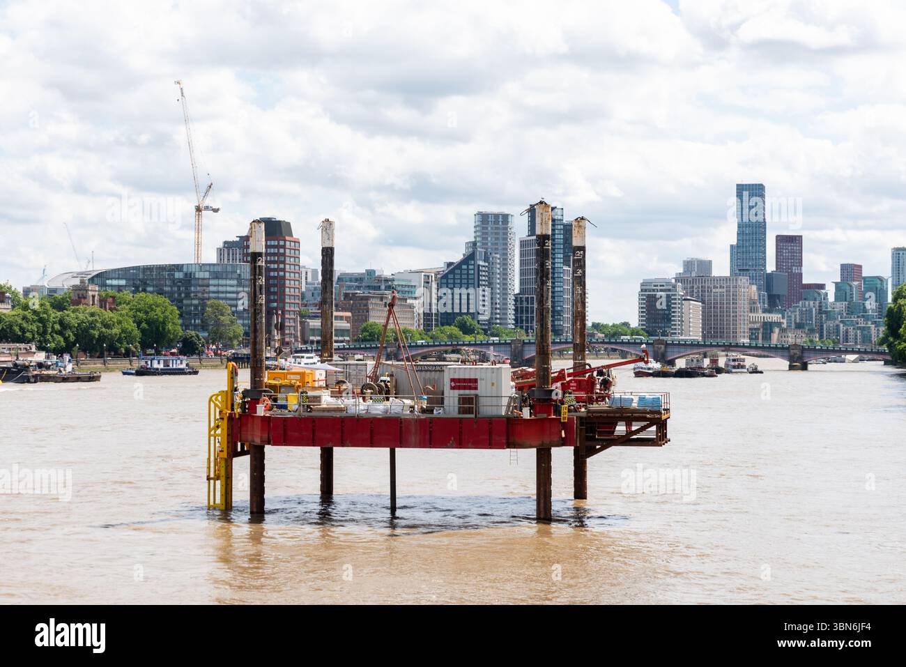 Haven Seajack 2 jack up barge in use on the River Thames near ...