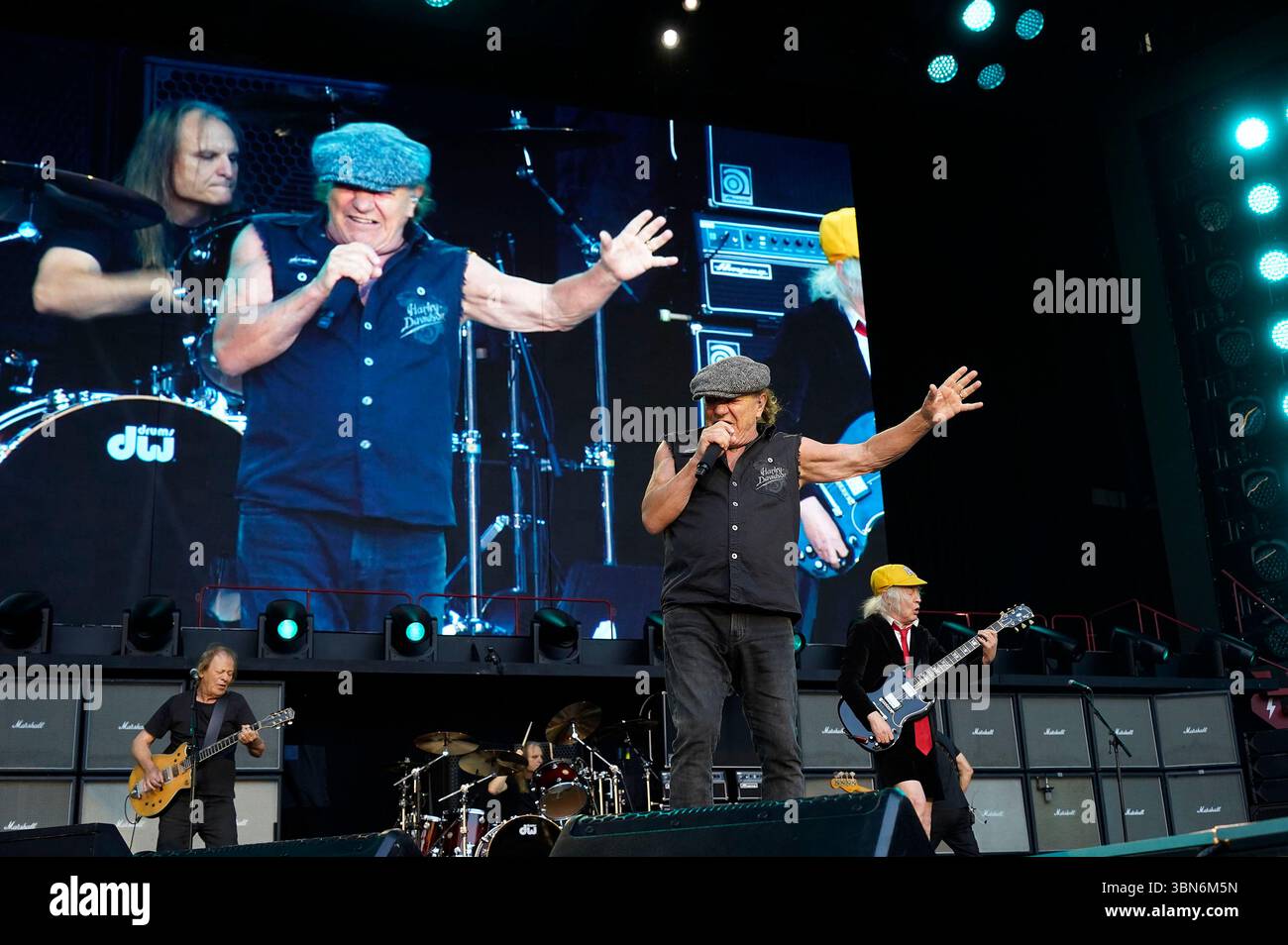 Stevie Young, Matt Laug, Brian Johnson und Angus Young von AC/DC live ...