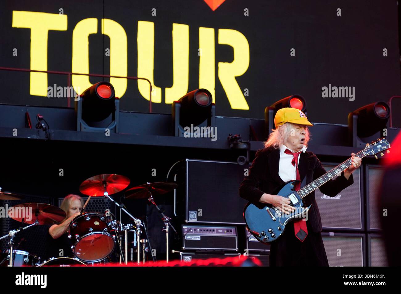 Matt Laug und Angus Young von AC/DC live bei einem Konzert der 'Power ...
