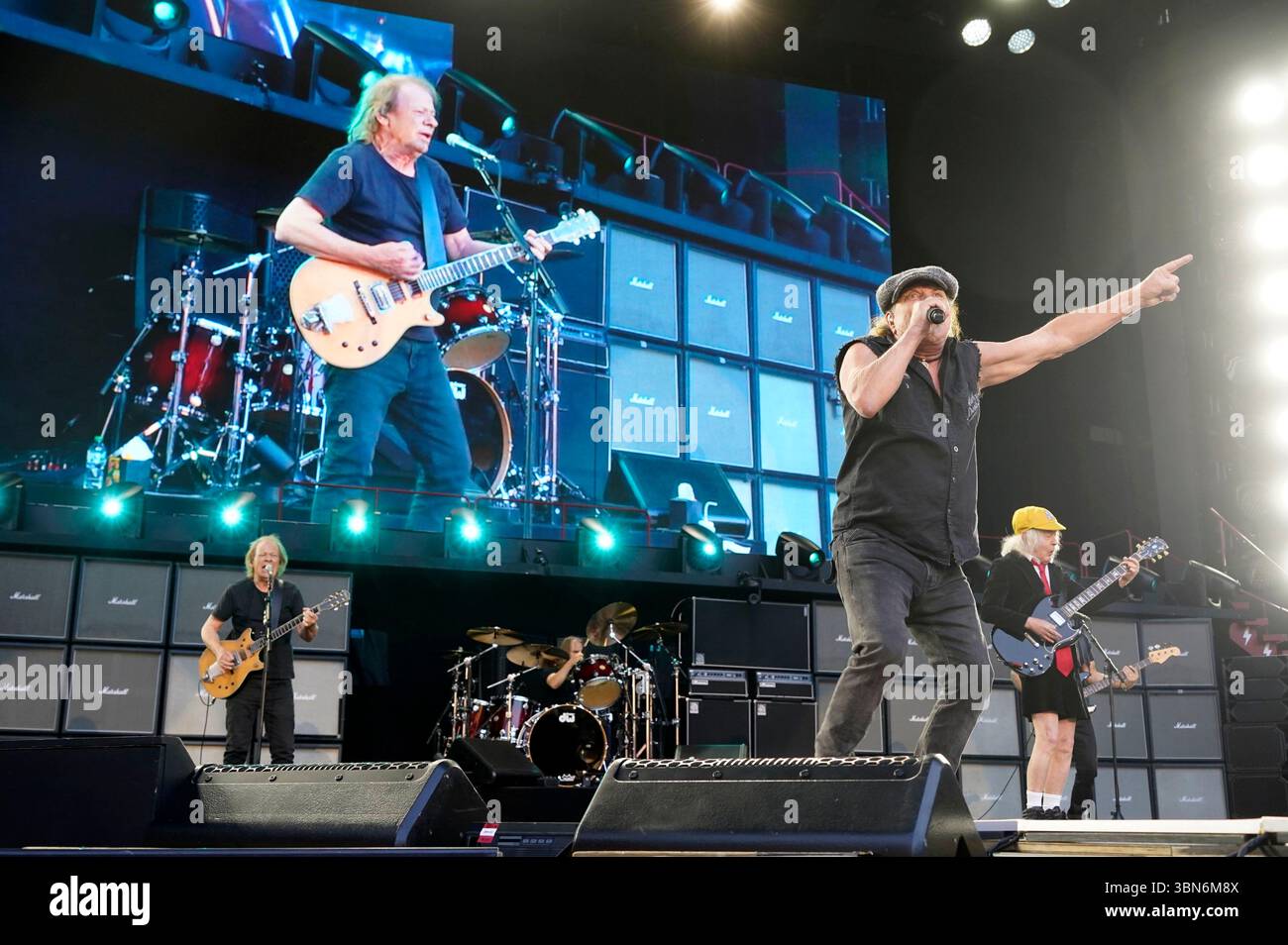 Stevie Young, Matt Laug, Brian Johnson und Angus Young von AC/DC live ...