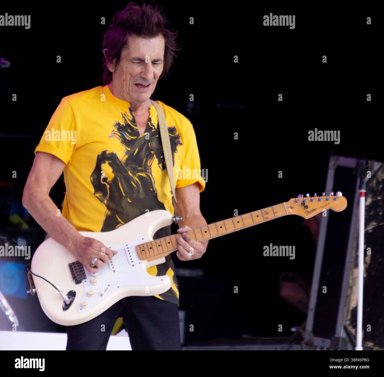 Ronnie Wood performing on the Pyramid Stage during the Glastonbury ...