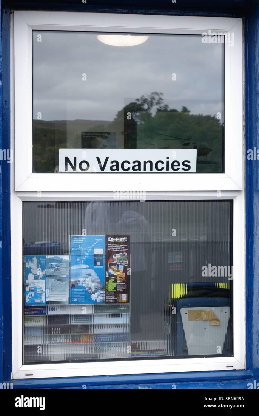 No vacancies sign in hotel window Stock Photo - Alamy