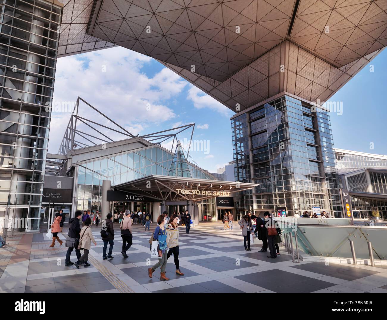 Tokyo big sight convention centre building hi-res stock photography and ...