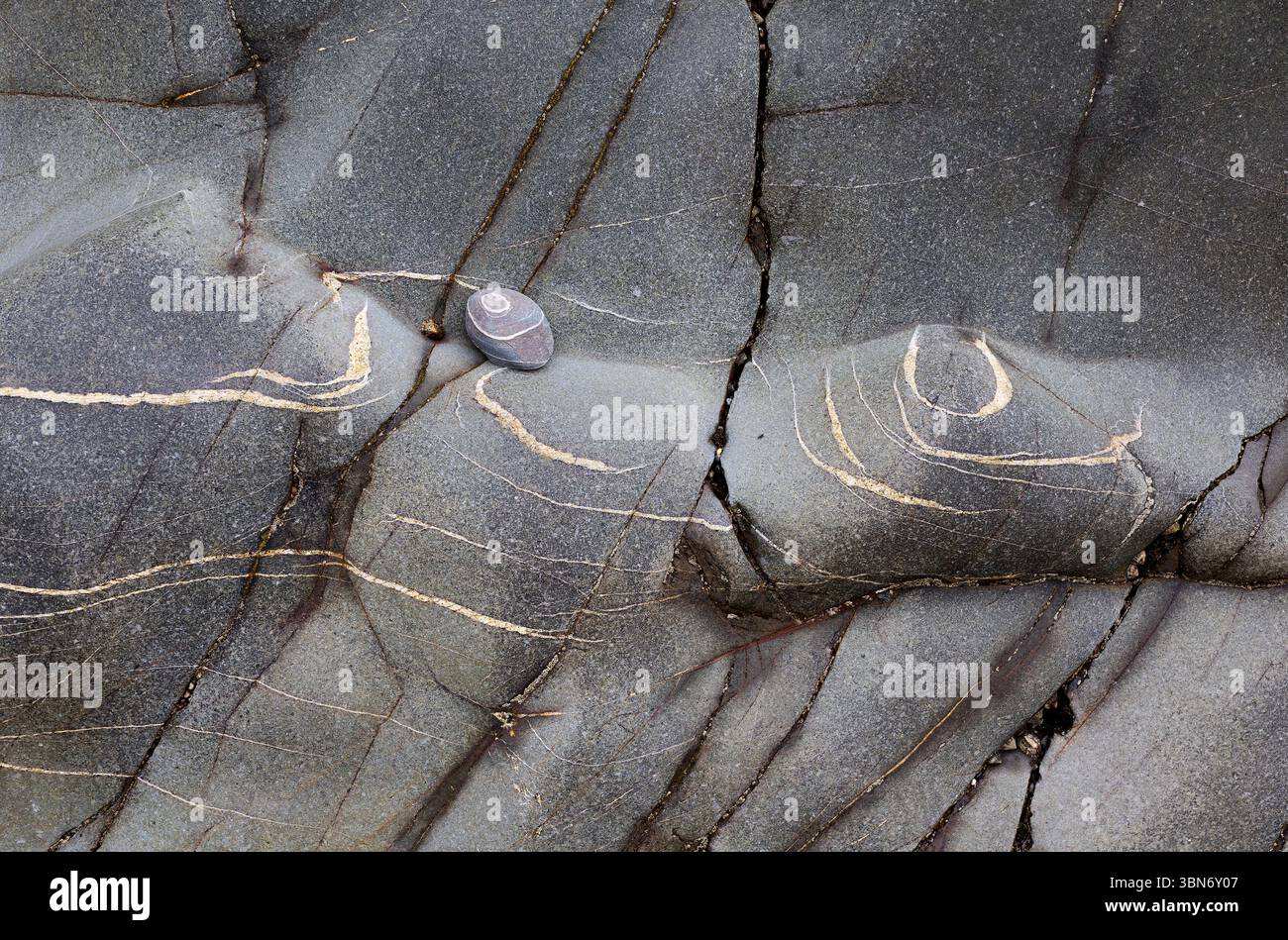 rock patterns at the Cornish coast Stock Photo - Alamy