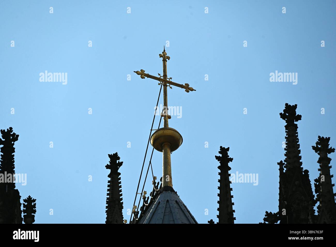 Das goldene Kreuz dem Dach des Kölner Doms, Ostseite *** The golden ...