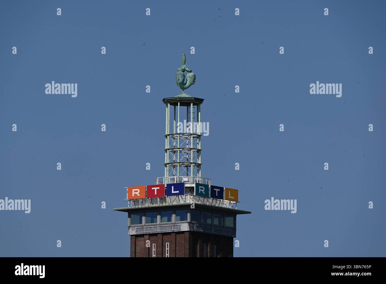Logo, Schriftzug des Medienunternehmen RTL , Hauptsitz der Mediengruppe ...