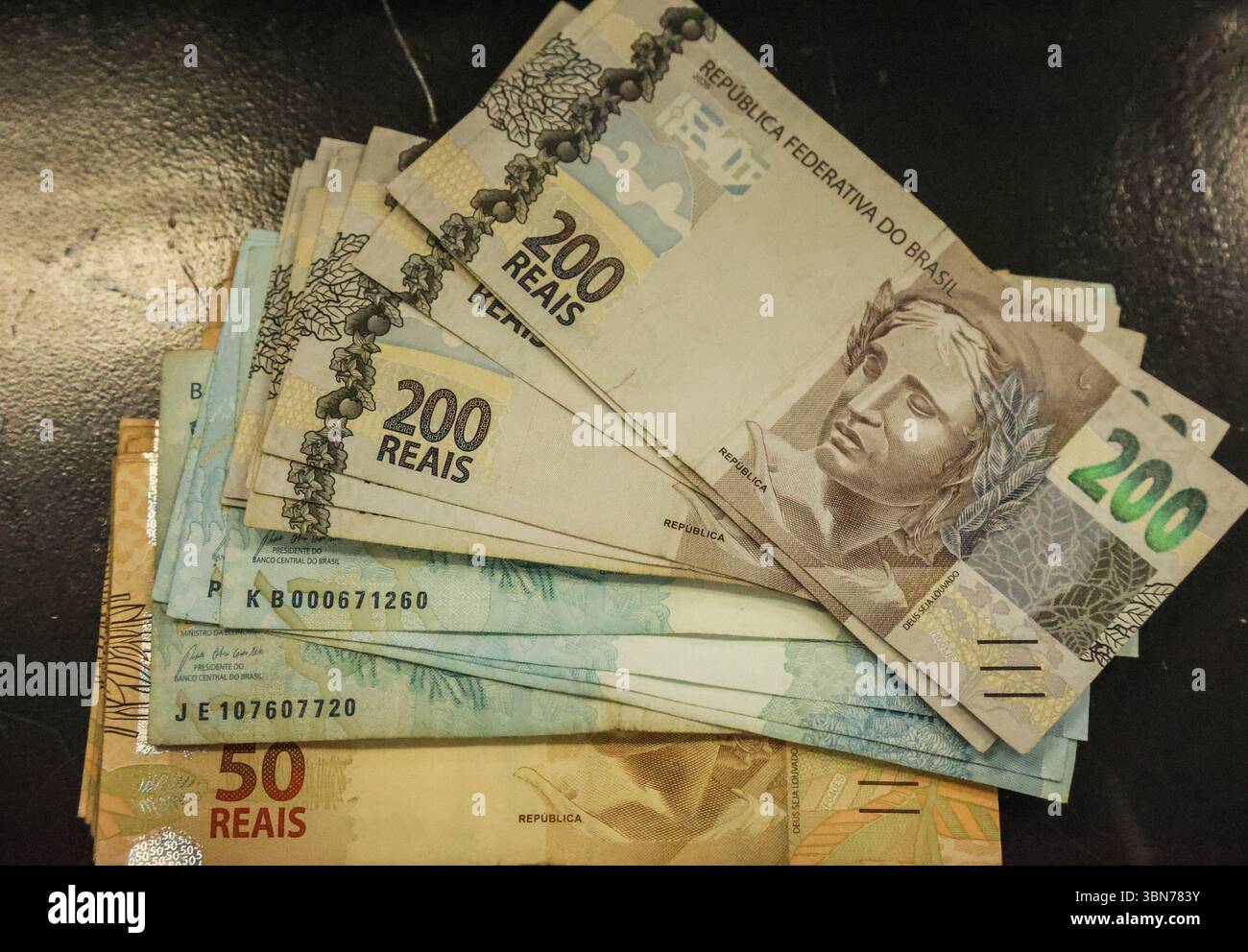 CAMPO MOURãO, PR - 30.06.2025: NOTAS DE 200 REAIS - Physical money, two ...