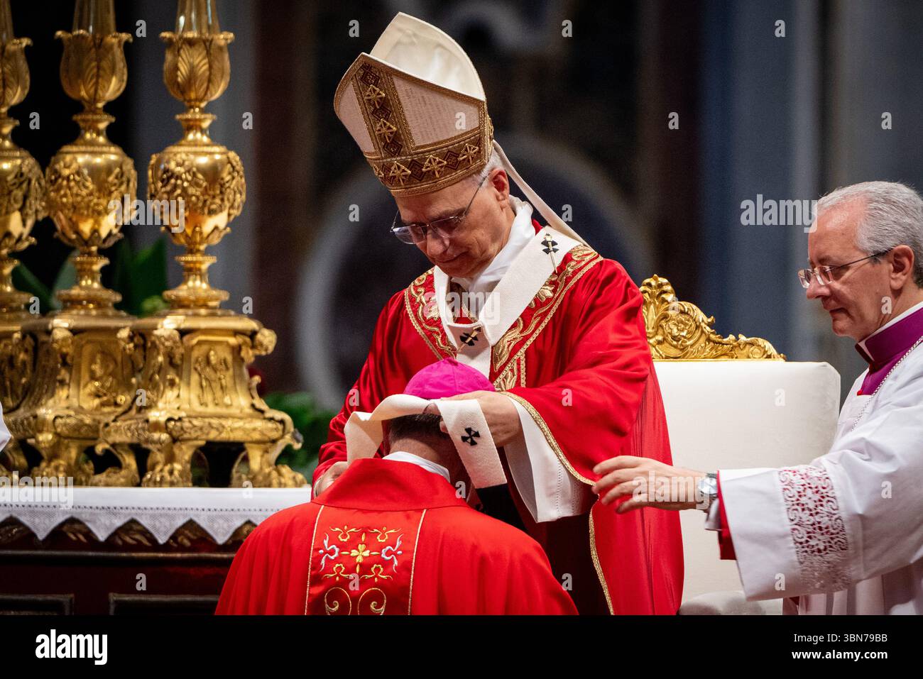 Pope Leo XIV confers the pallium on a newly appointed metropolitan ...