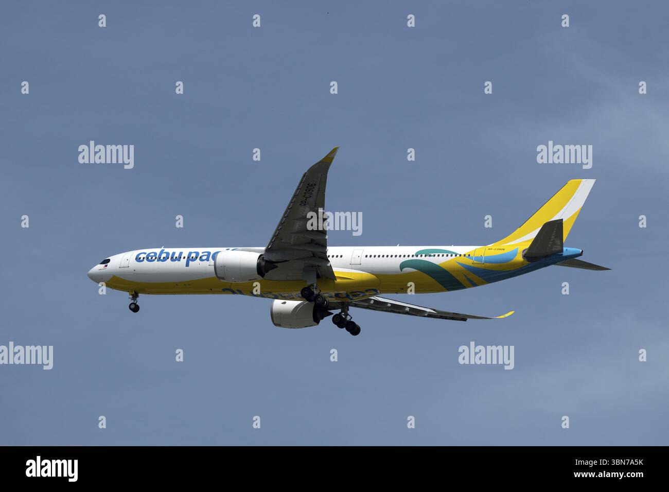 Cebu pacific passenger plane hi-res stock photography and images - Alamy