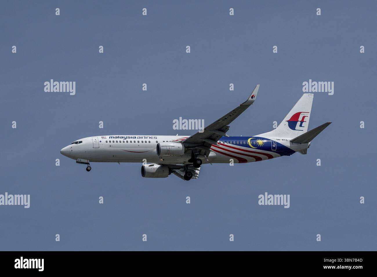 Boeing 737 malaysian airlines landing hi-res stock photography and ...