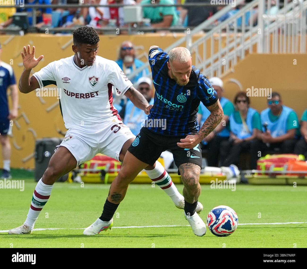 Hercules (Fluminense FC, #35) gegen Federico Dimarco (Inter Milan, #32 ...