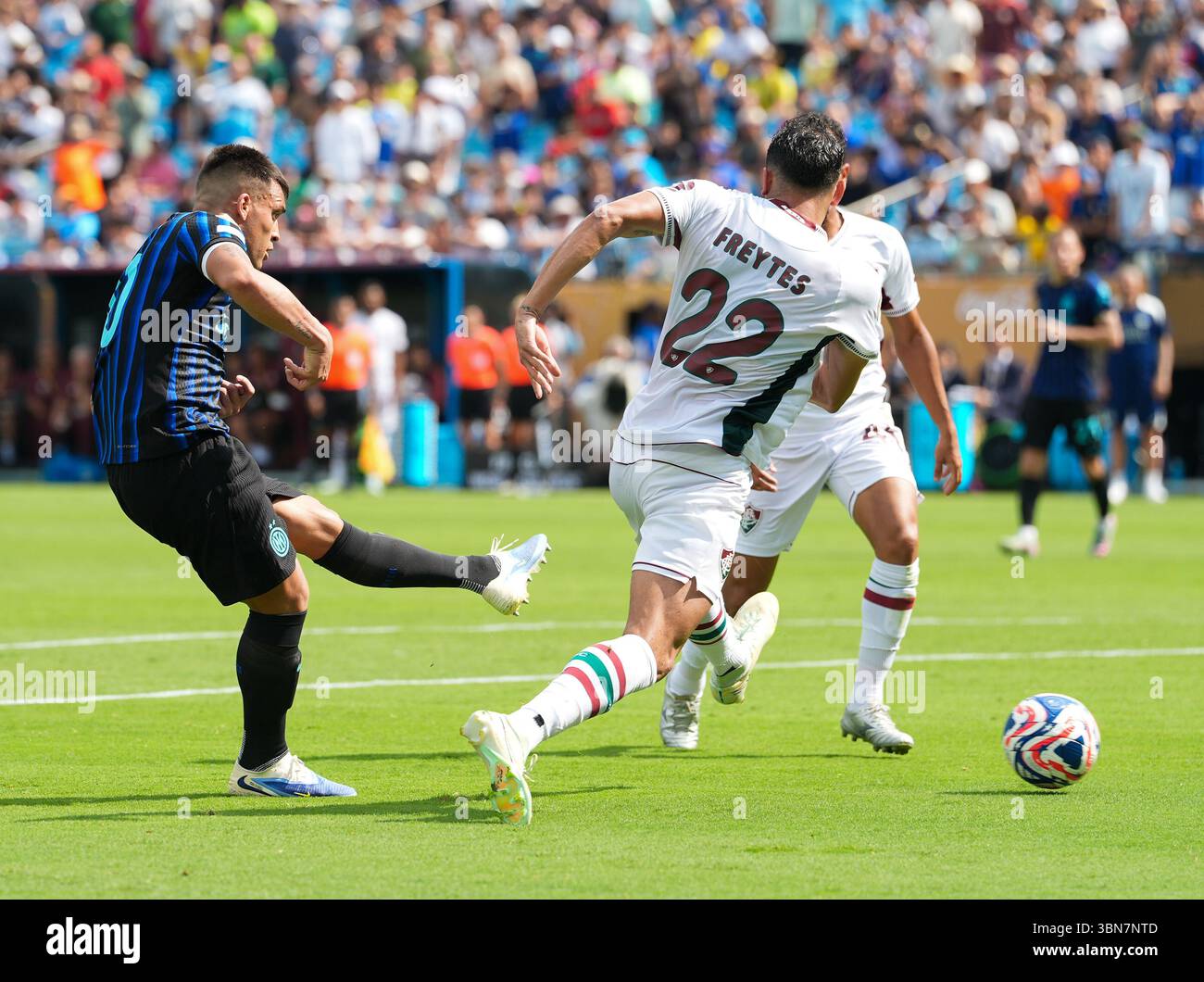Lautaro Martinez (Inter Milan, #10) schiesst aufs Tor, verfehlt jedoch ...